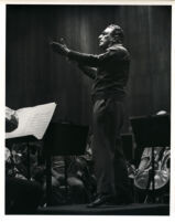 Kurt Sanderling conducting, 1986 [descriptive] — Calisphere