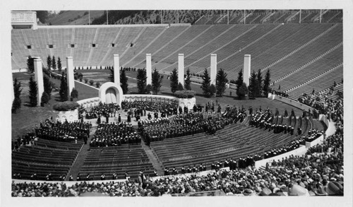 [Graduation ceremony in Memoral Stadium, UC Berkeley] — Calisphere