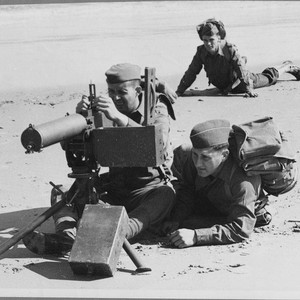 Photograph of machine gunners on beach — Calisphere