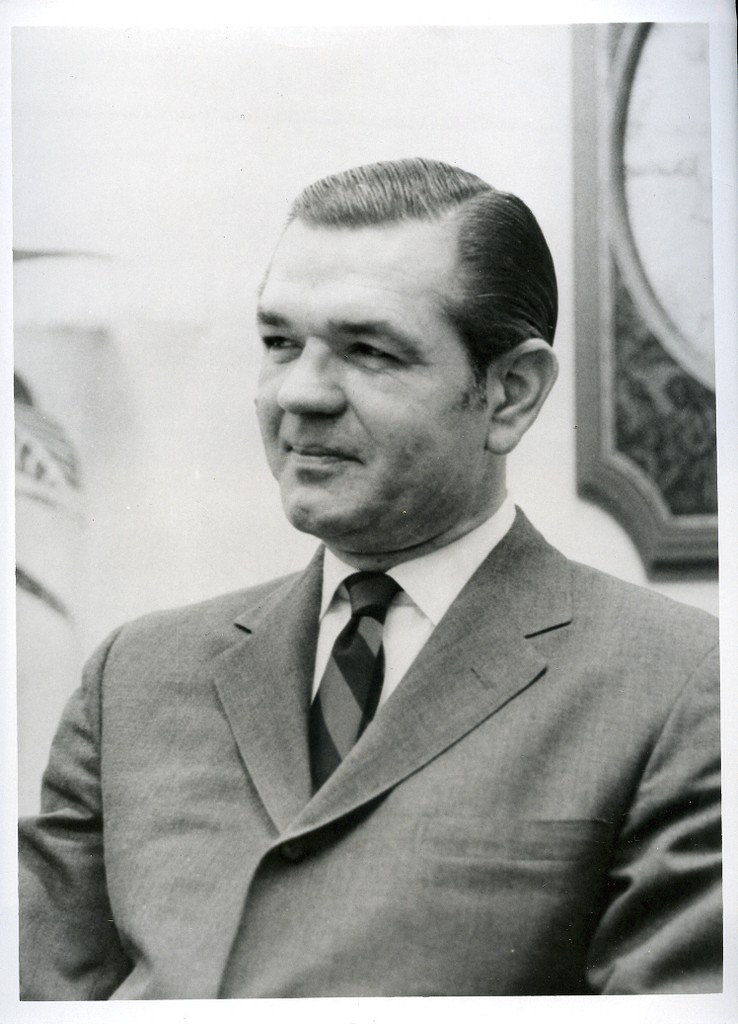 Charles T. Carman, M.D. '51, Alumnus of the Year — Calisphere