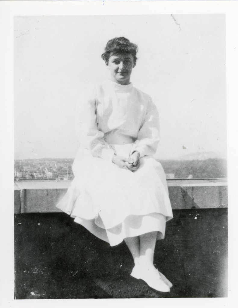 Elizabeth Schulze, school of medicine, class of 1917 — Calisphere