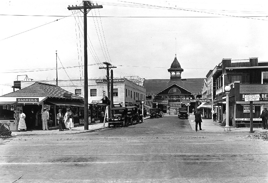 Street scene in front of the Balboa Pavilion, Balboa Island, California ...