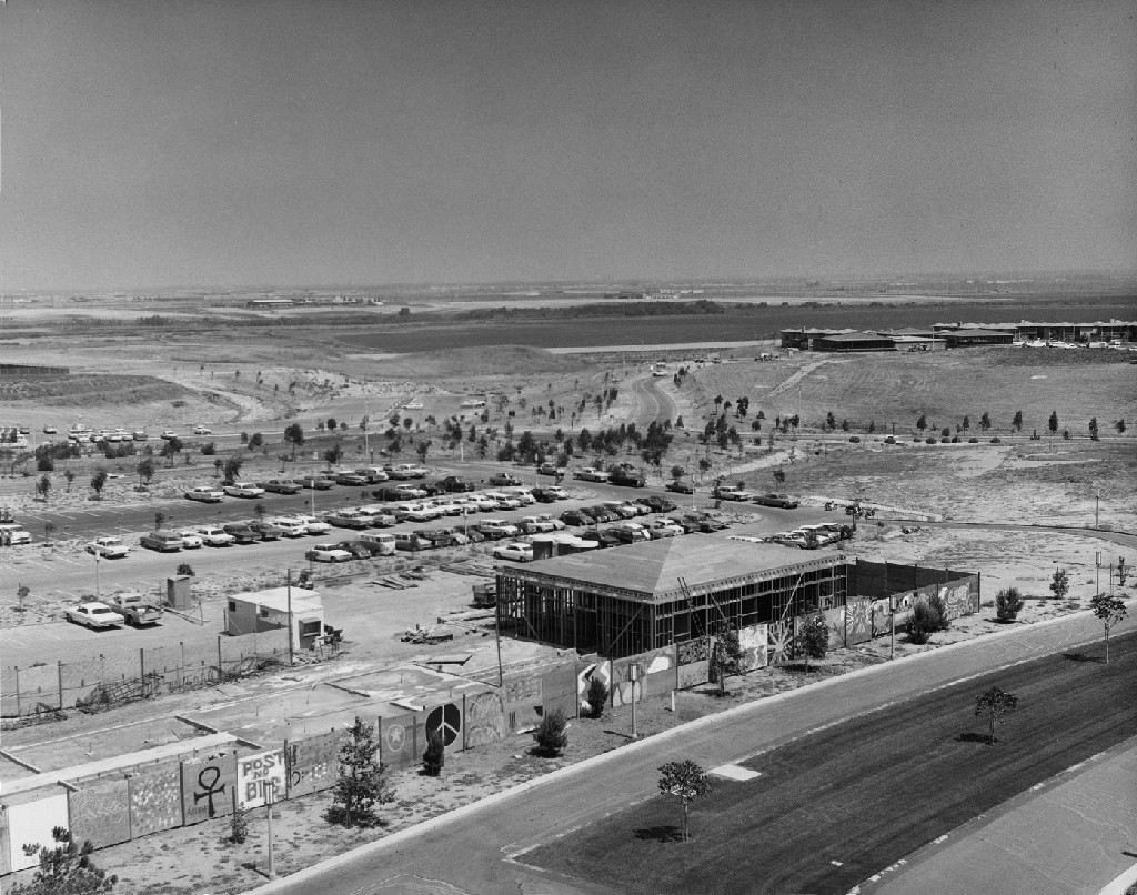 View of construction of Headhouse-Greenhouse building — Calisphere