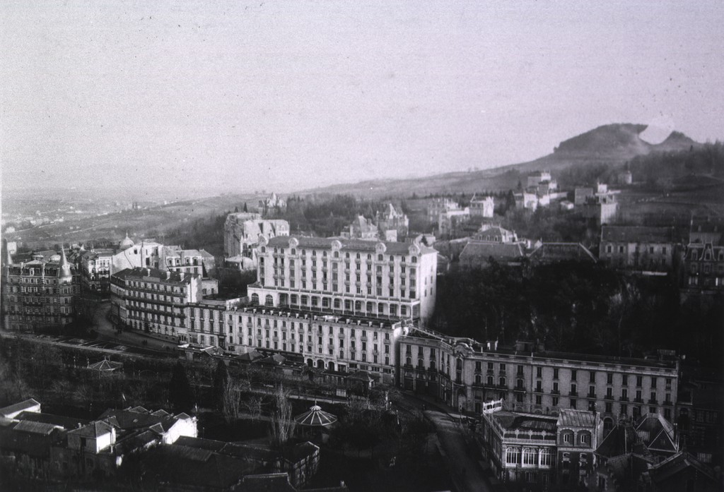 Aerial view of Base Hospital No. 30, Royat — Calisphere
