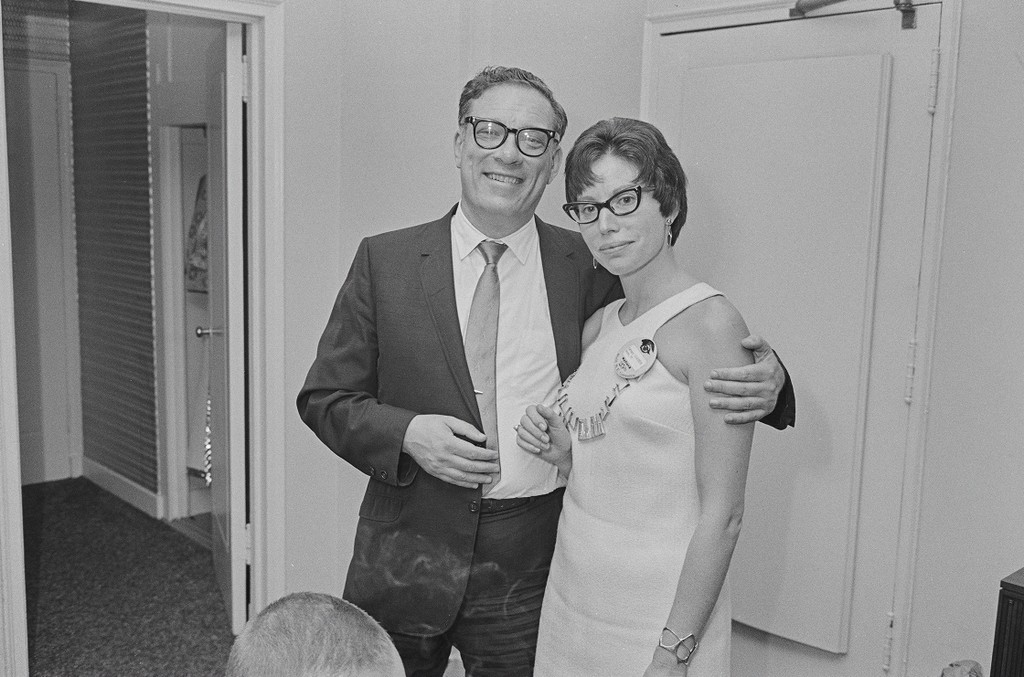 Isaac Asimov and Barbara Silverberg at room party, Nycon 3 — Calisphere