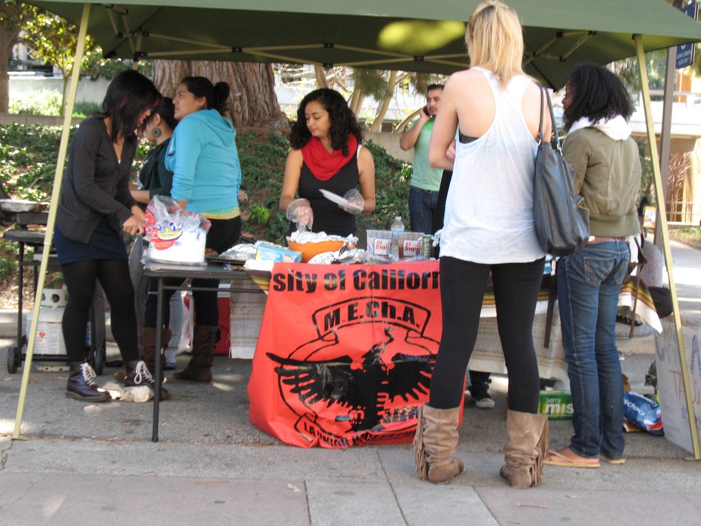 Movimiento Estudiantil Chicano de Aztlan (MEChA) members selling food ...