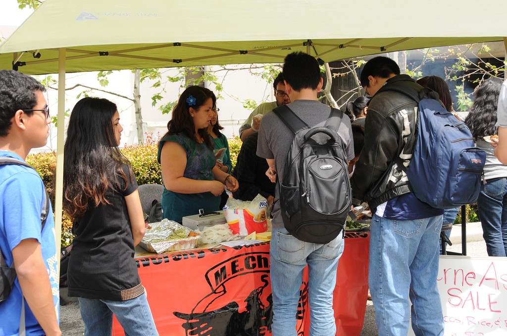 Movimiento Estudiantil Chicano de Aztlan (MEChA) members selling food ...